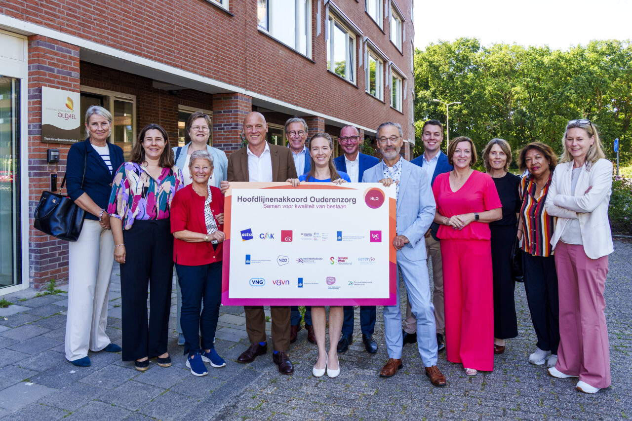 Zorgverzekeraars Nederland tekent Hoofdlijnenakkoord Ouderenzorg (HLO ...