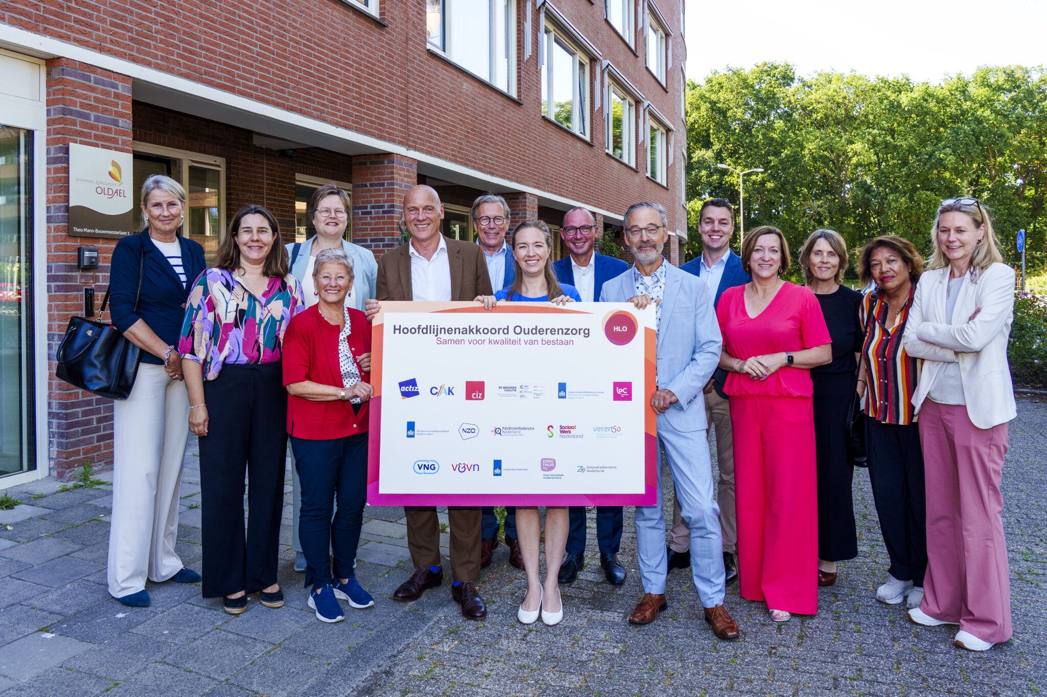 Zorgverzekeraars Nederland tekent Hoofdlijnenakkoord Ouderenzorg (HLO) - Zorgverzekeraars Nederland